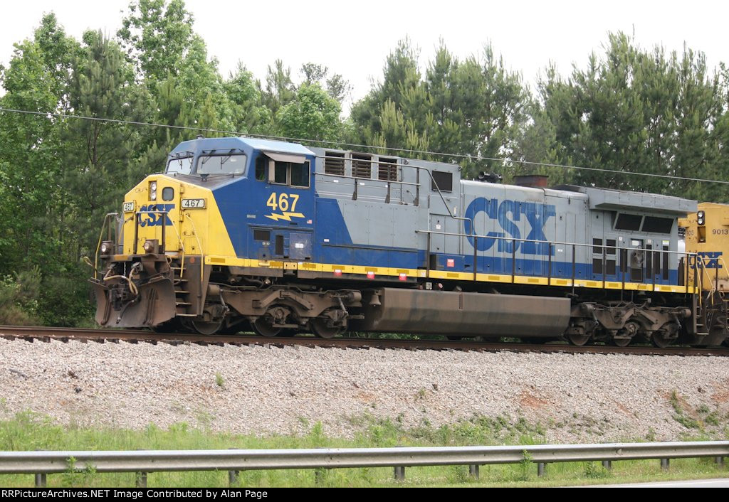 CSX CW44AC 467 waits for green